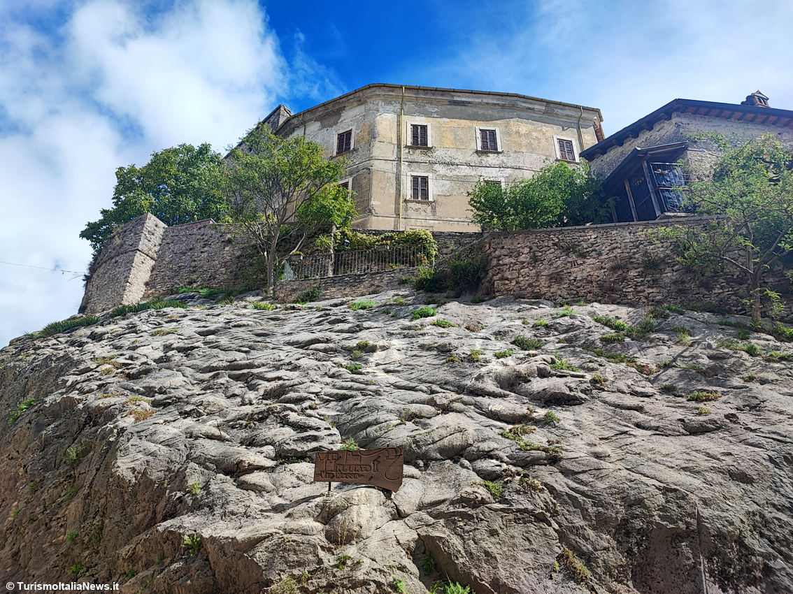 Castel di Tora, in provincia di Rieti ecco la gemma che domina il Lago del Turano: scenografia a ...